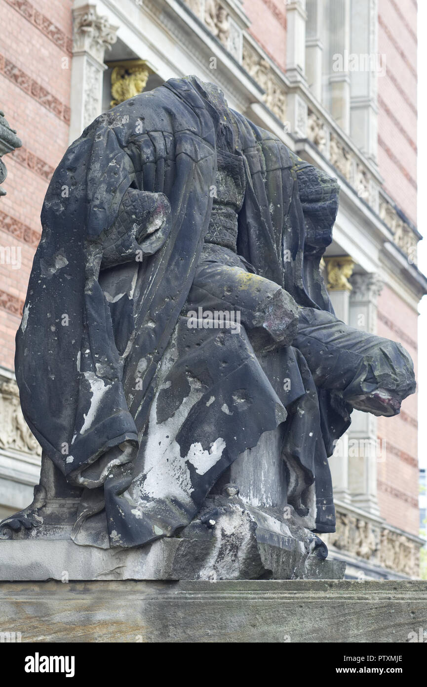 Destroyed statue hi-res stock photography and images - Alamy