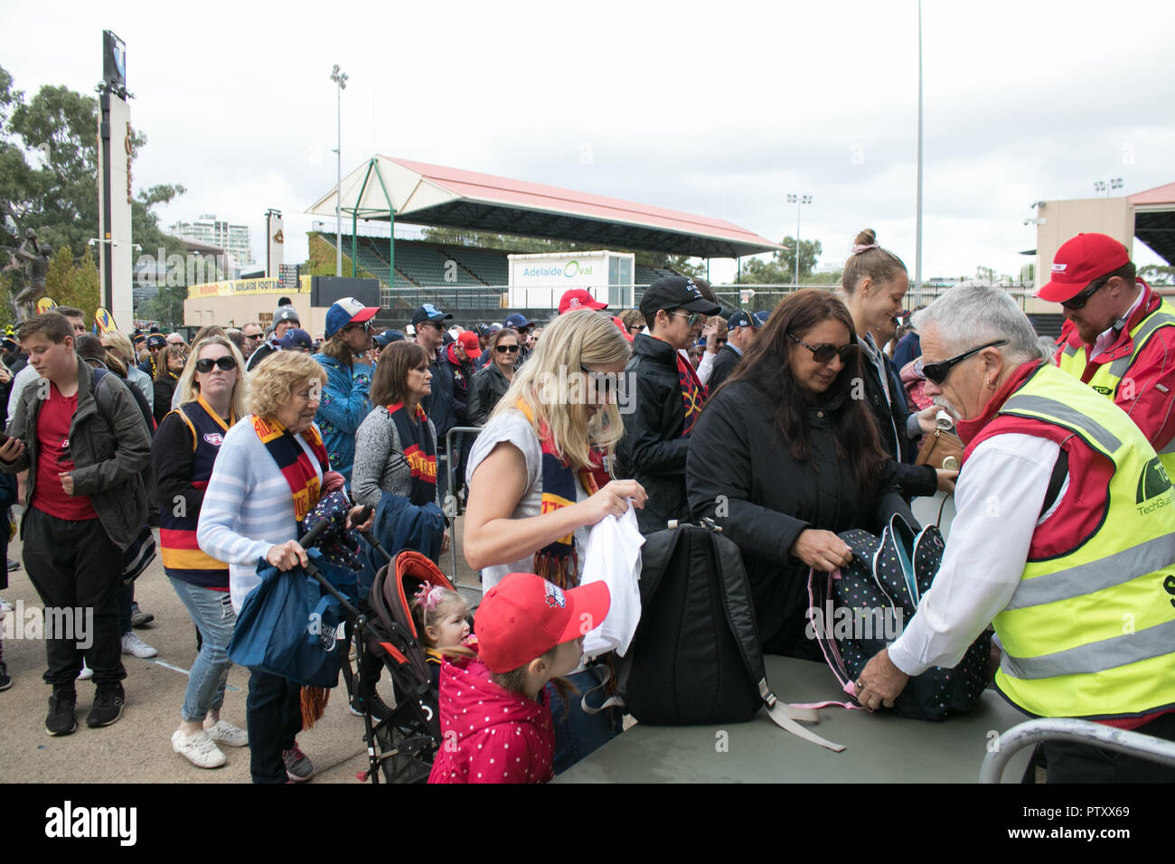Female australian football league hi-res stock photography and images ...