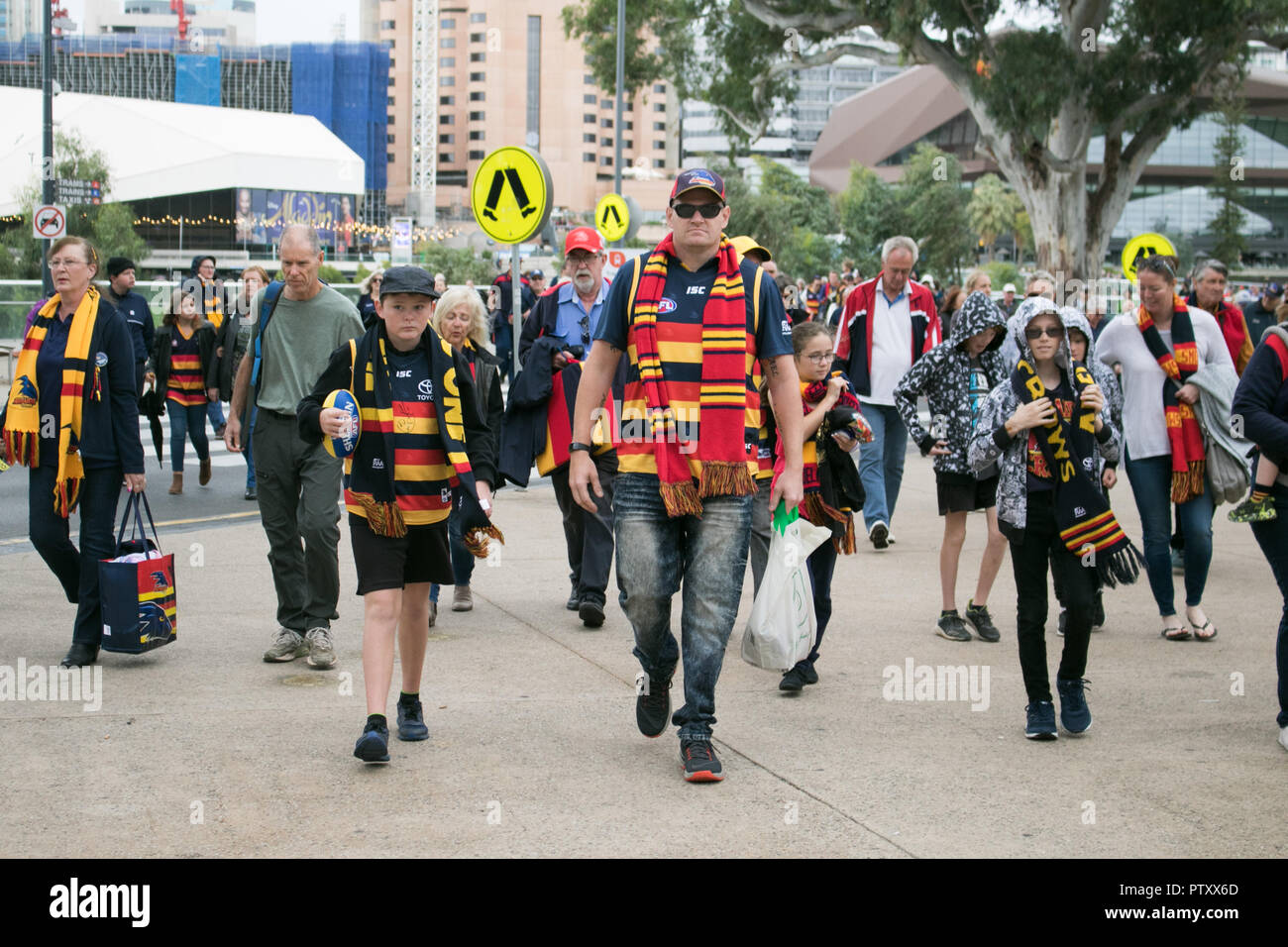 Female australian football league hi-res stock photography and images ...