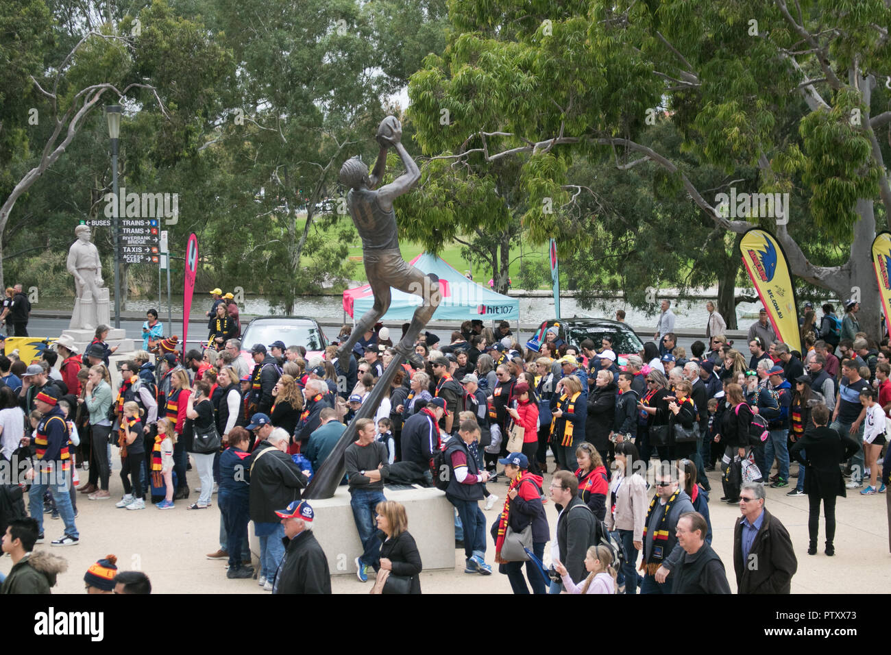 Female australian football league hi-res stock photography and images ...