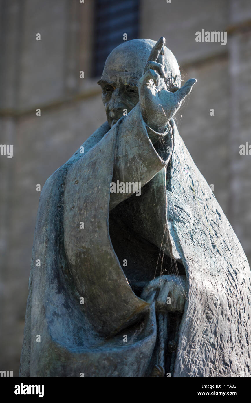 the statue of saint st richard at chichester cathedral in west sussex ...