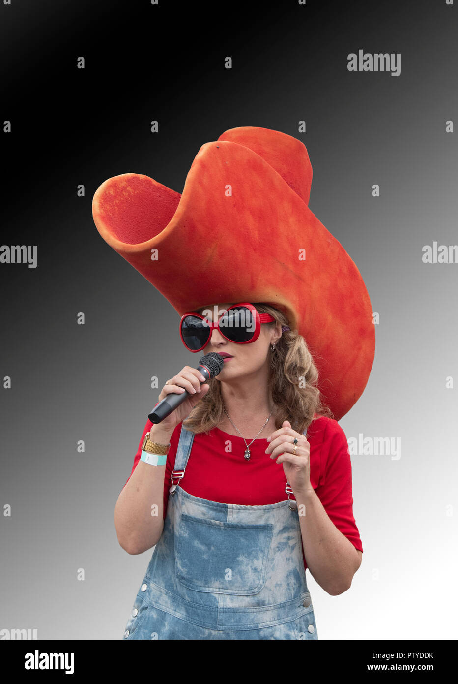 Ladies wearing shades hi-res stock photography and images - Alamy