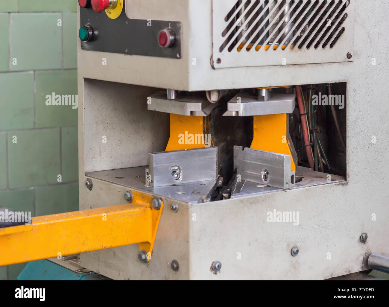 Production of pvc windows, gluing of plastic corners of windows ...