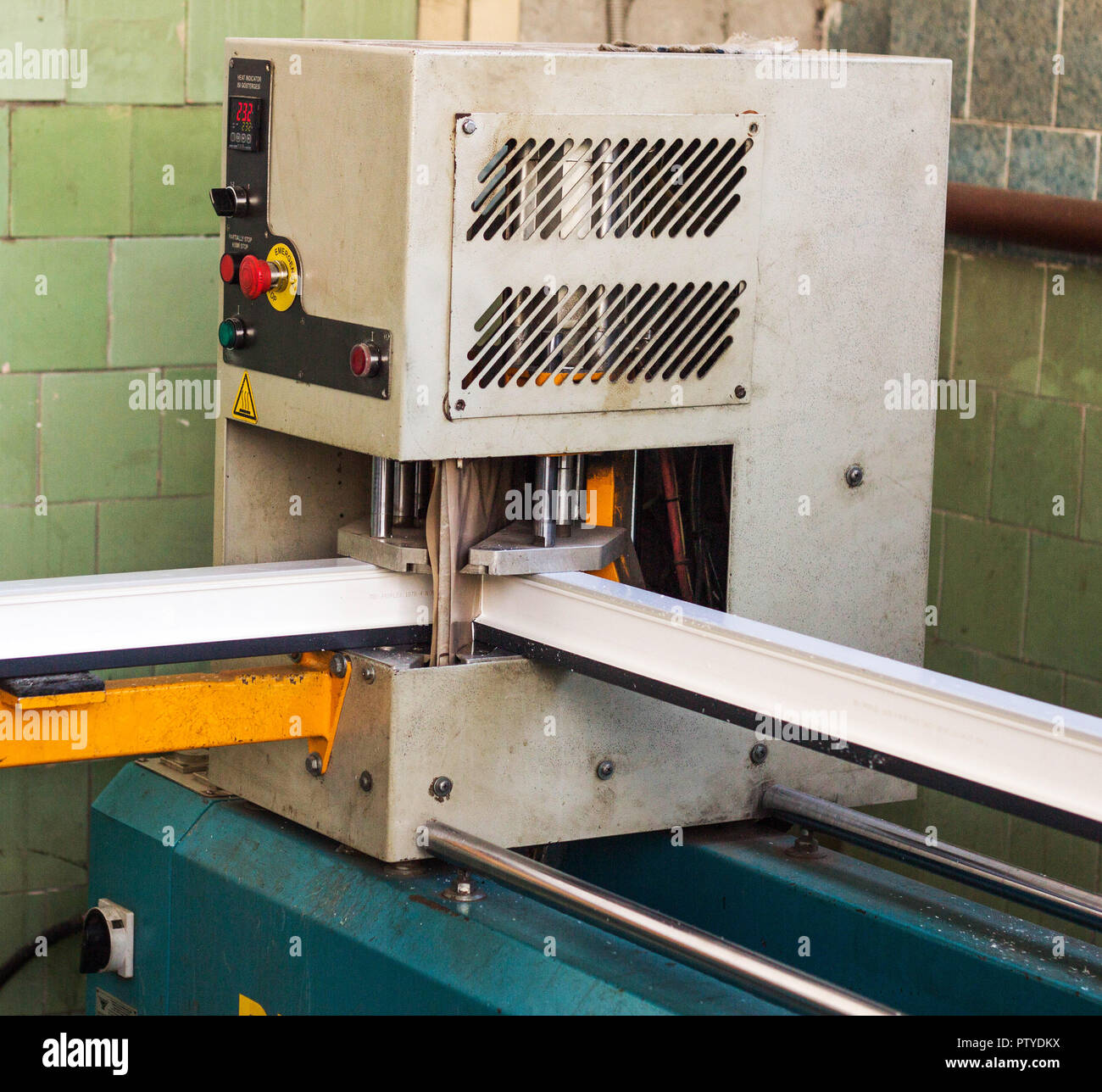 Production of pvc windows, gluing of plastic corners of windows ...