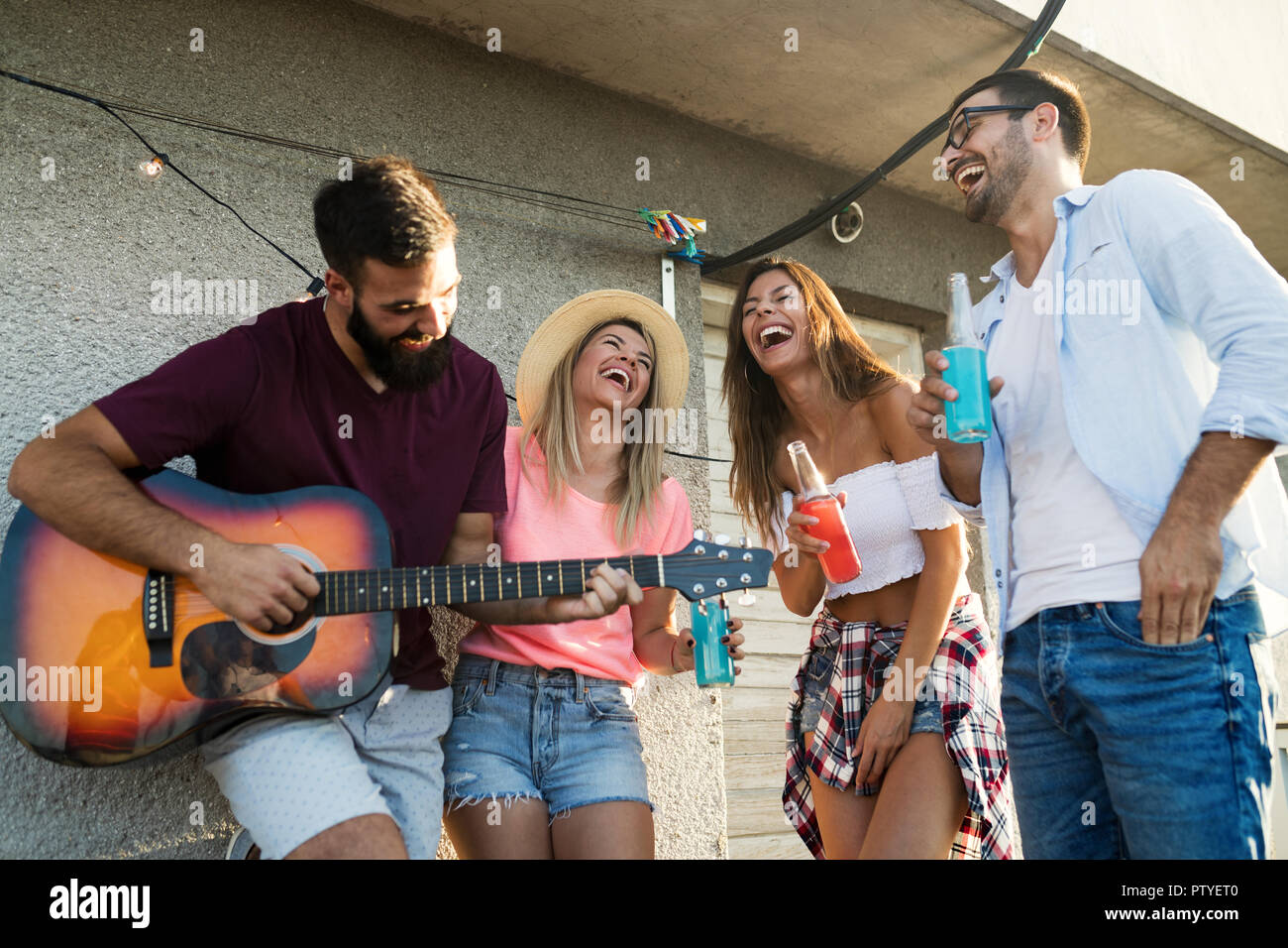Happy friends having fun outdoors hi-res stock photography and images ...