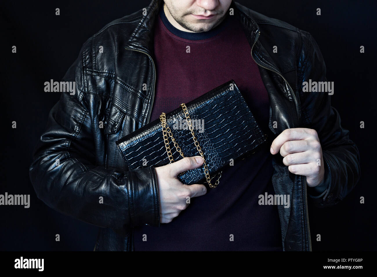 Man stealing bag hi-res stock photography and images - Alamy