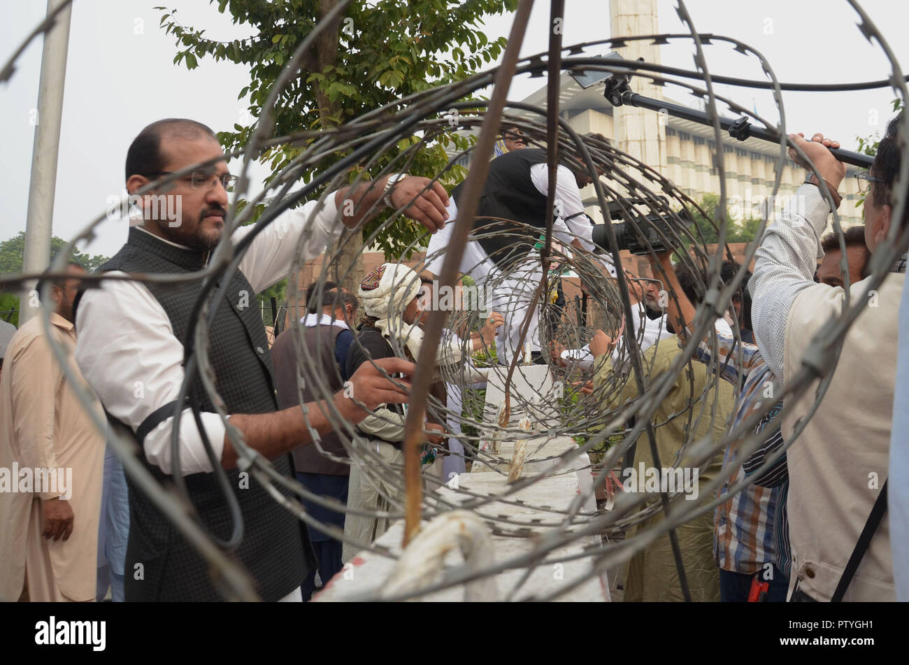 Lahore, Pakistan. 10th Oct, 2018. Pakistani Leaders members of national ...