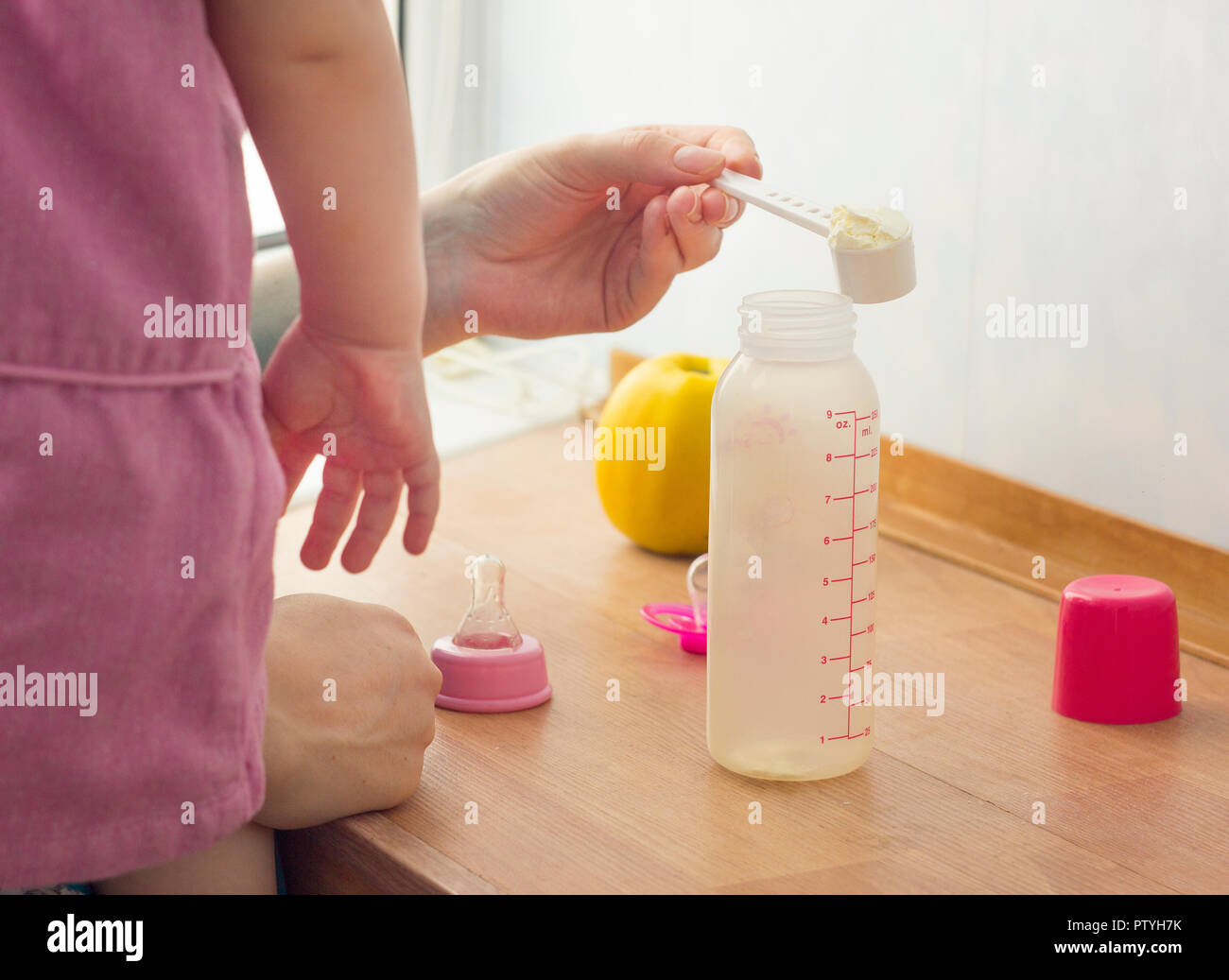Infant formula hi-res stock photography and images - Alamy