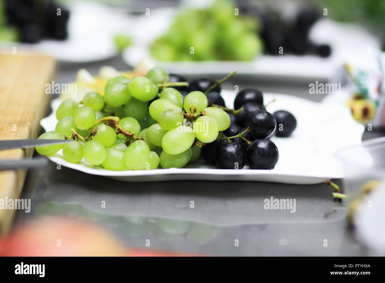 Grapes on plate modern hi-res stock photography and images - Alamy