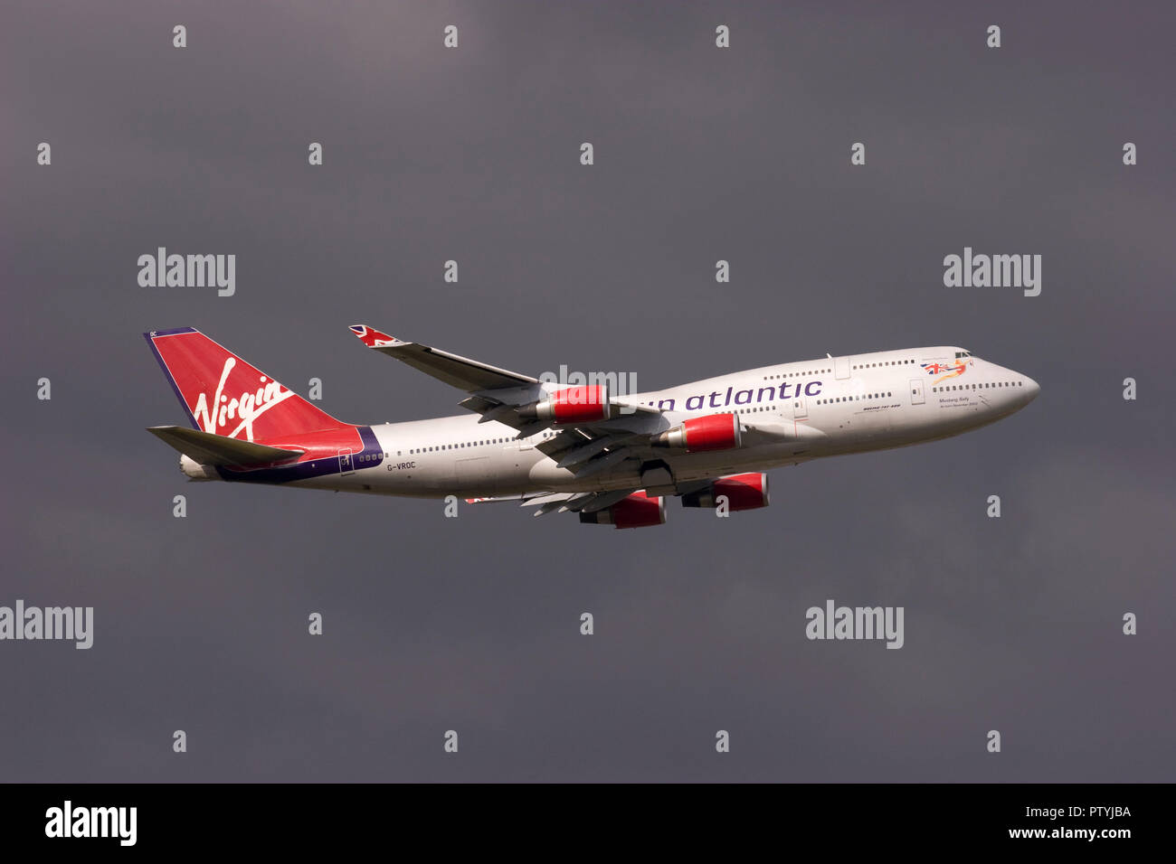 Boeing 747 take of side view hi-res stock photography and images - Alamy