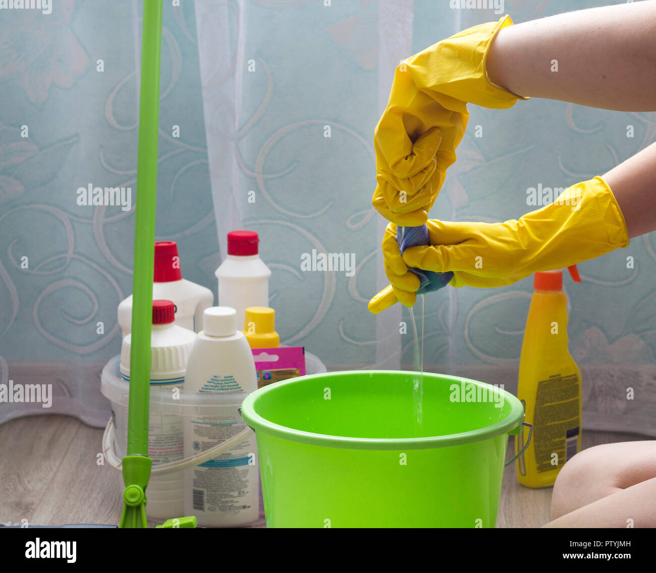 Man squeezes sponge cleaning hi-res stock photography and images - Alamy