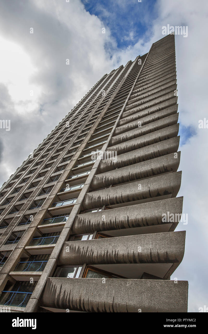 1970s high rise apartment building hi-res stock photography and images ...