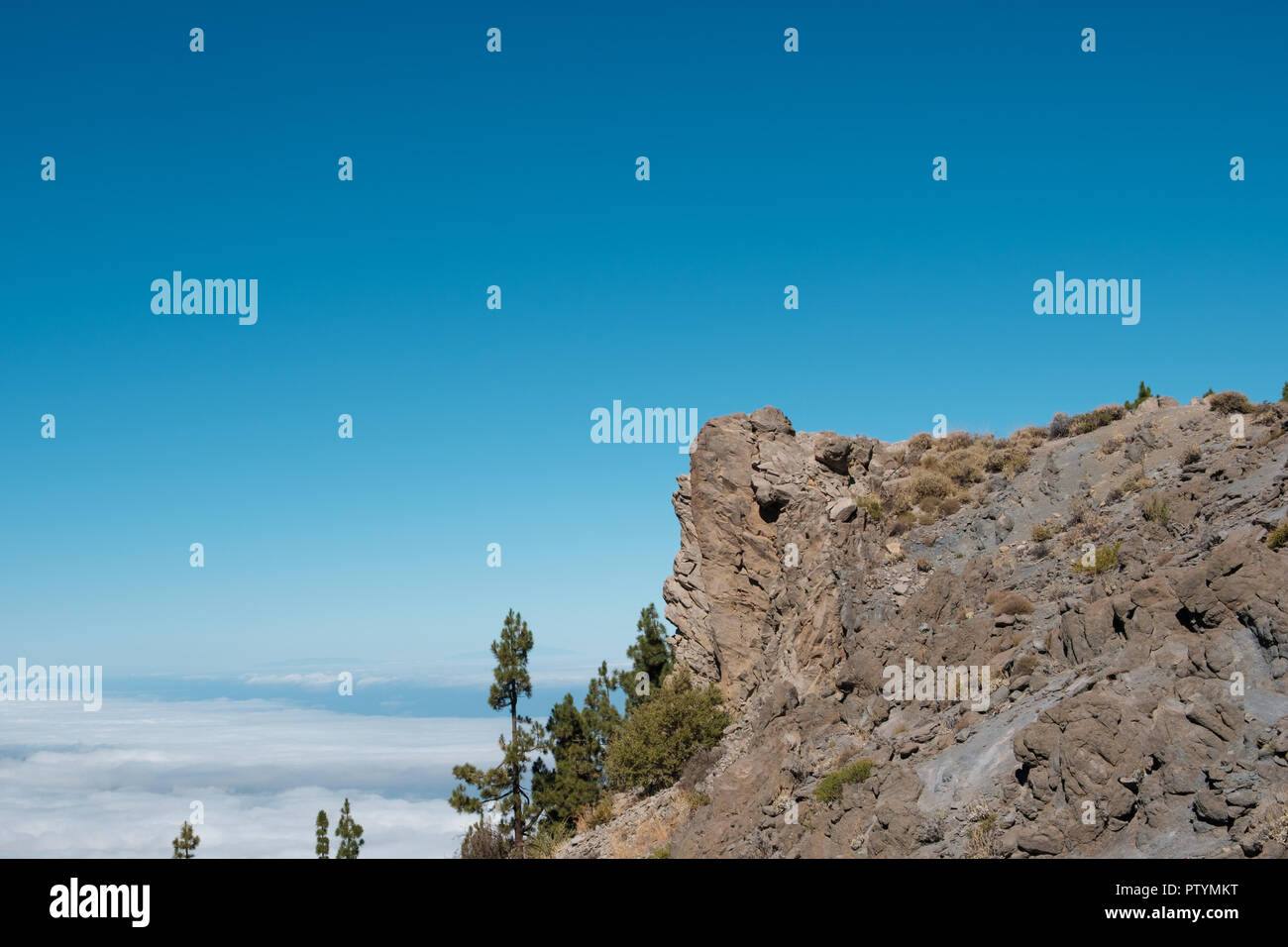 Clear blue sky background hi-res stock photography and images - Alamy