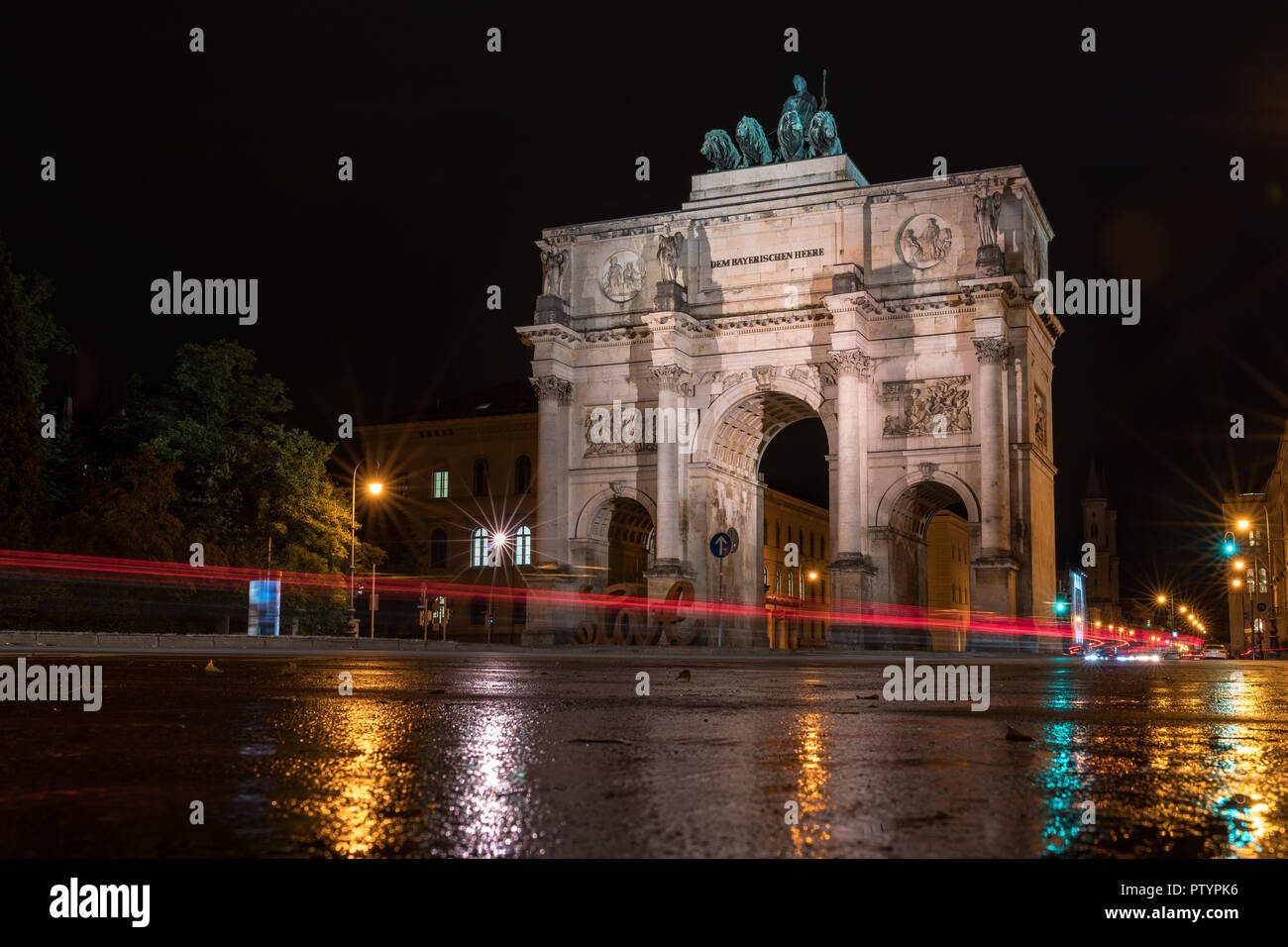 The Siegestor Victory Arch in Munich. Triumphal arch at night on a ...