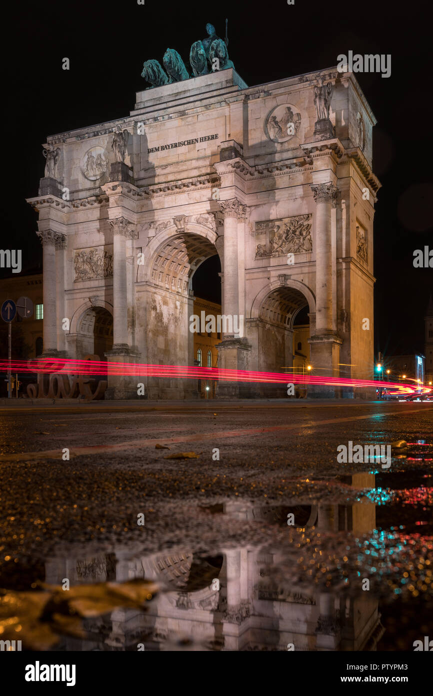The Siegestor Victory Arch in Munich. Triumphal arch at night on a ...