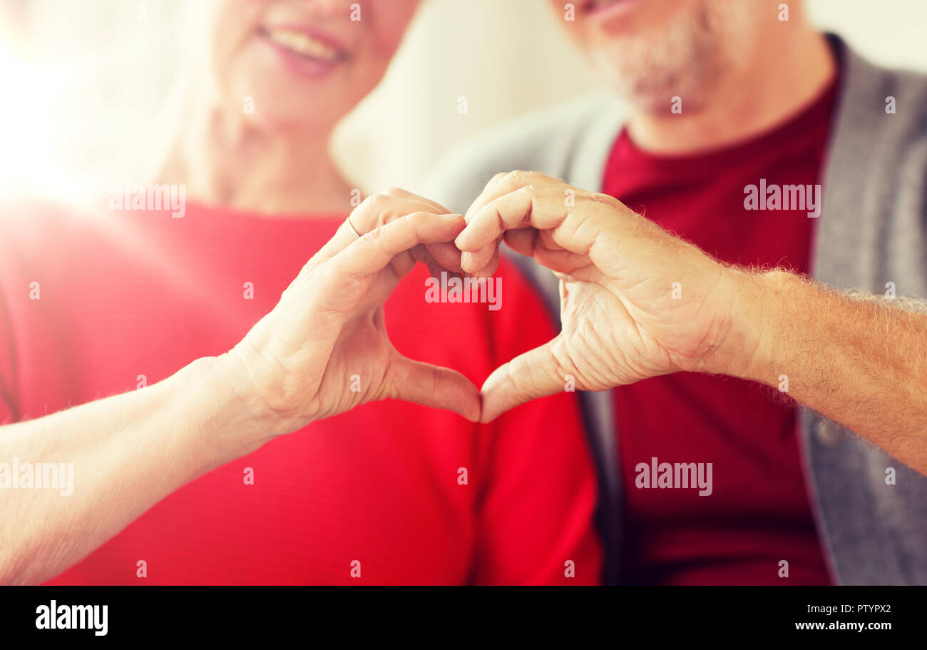 Couple hand heart hi-res stock photography and images - Alamy