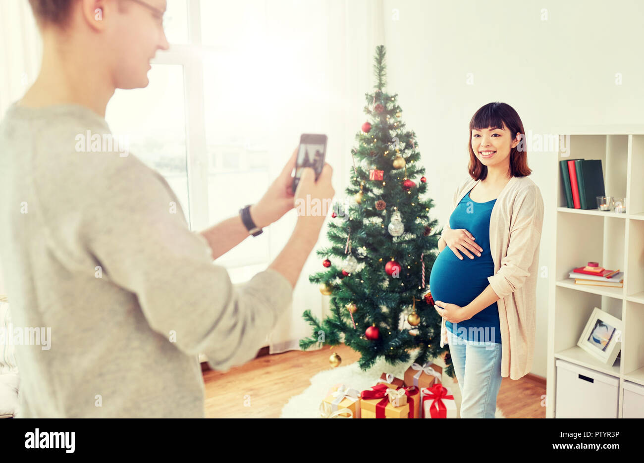 Smartphone asian photographing tree hi-res stock photography and images ...