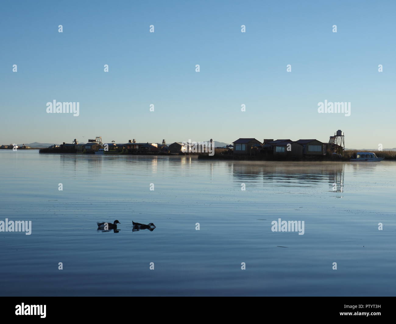 Lake Titicaca straddles the border between Peru and Bolivia in the ...