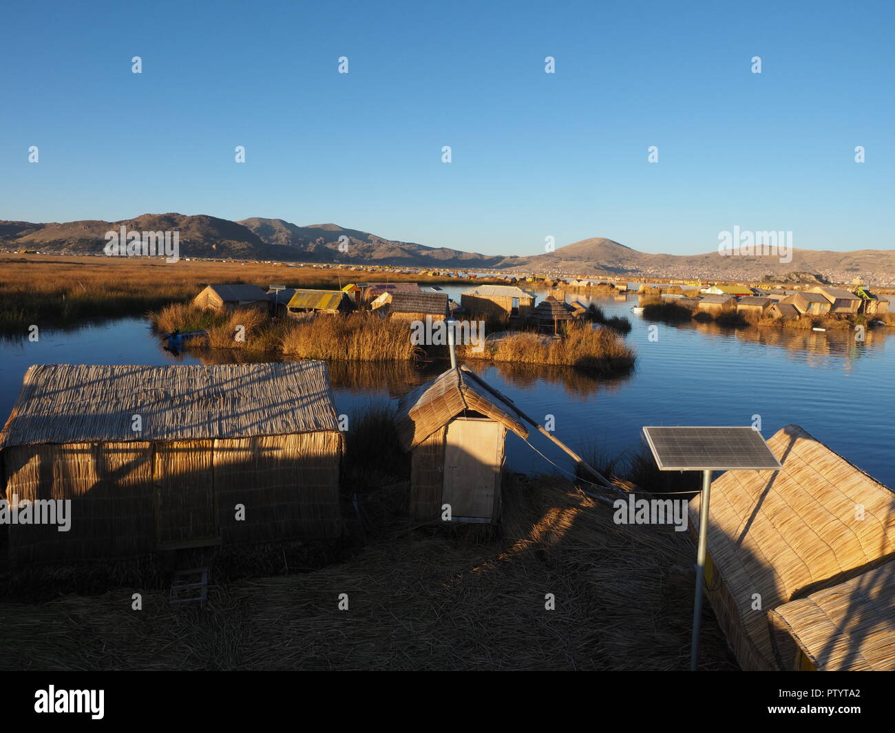 Lake Titicaca straddles the border between Peru and Bolivia in the ...