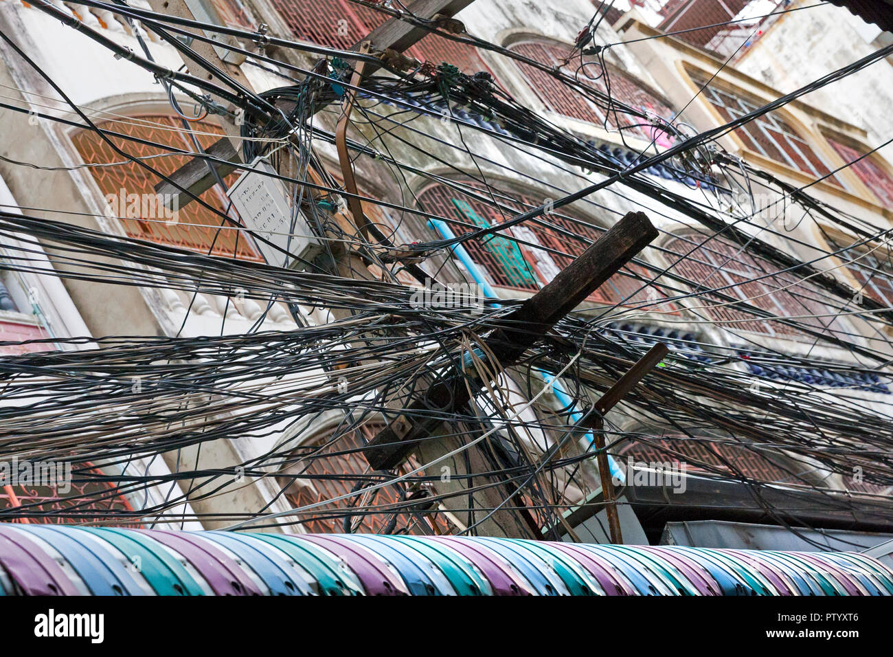 Visible wires hi-res stock photography and images - Alamy