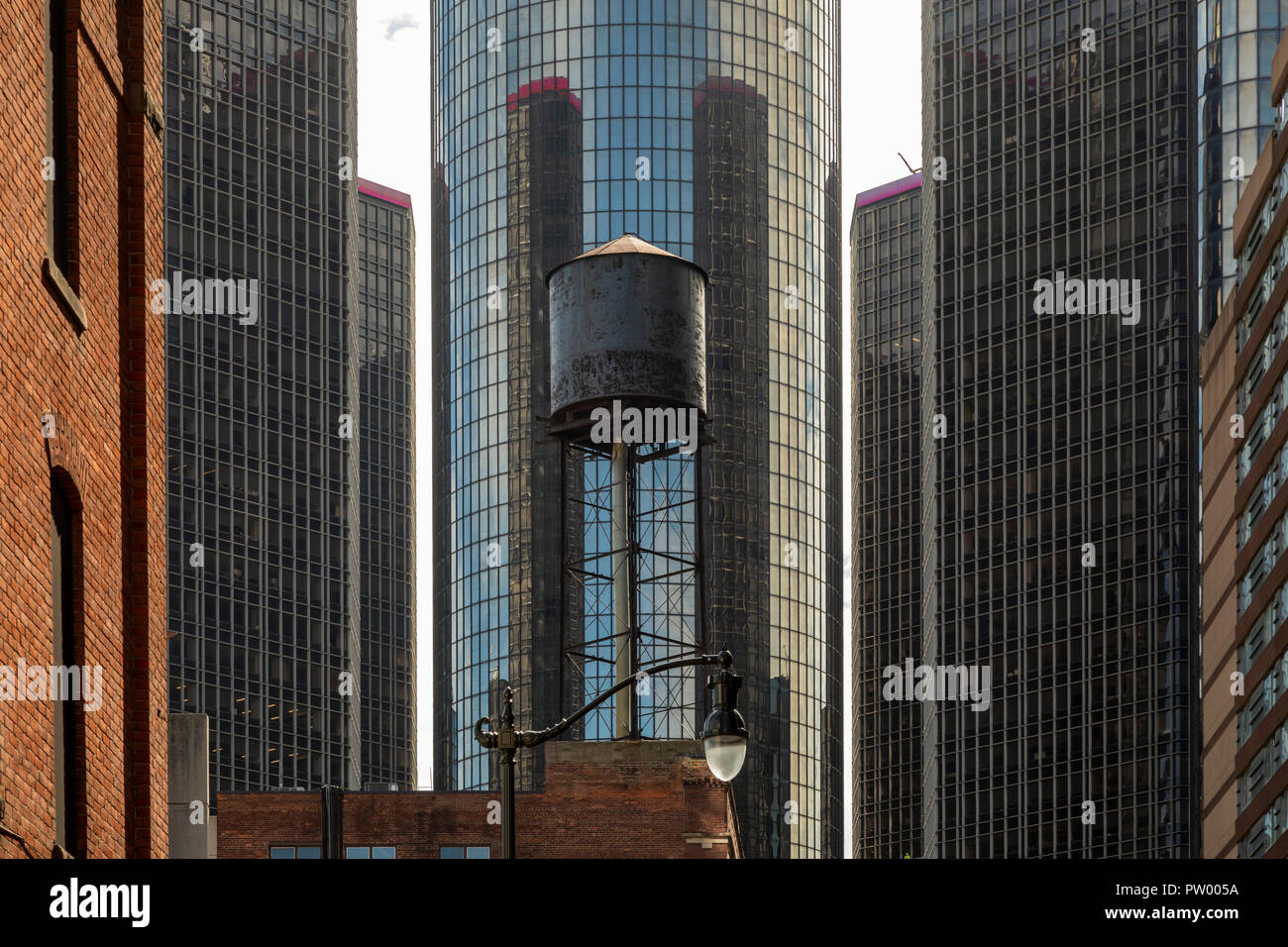 Rooftop water tower hi-res stock photography and images - Alamy