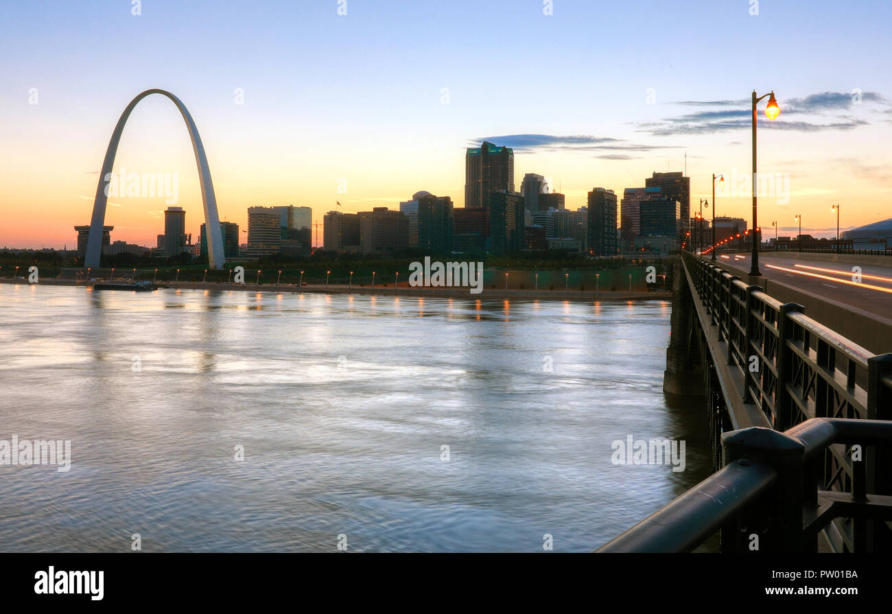 The St. Louis, Missouri skyline and Gateway Arch at dusk Stock Photo ...