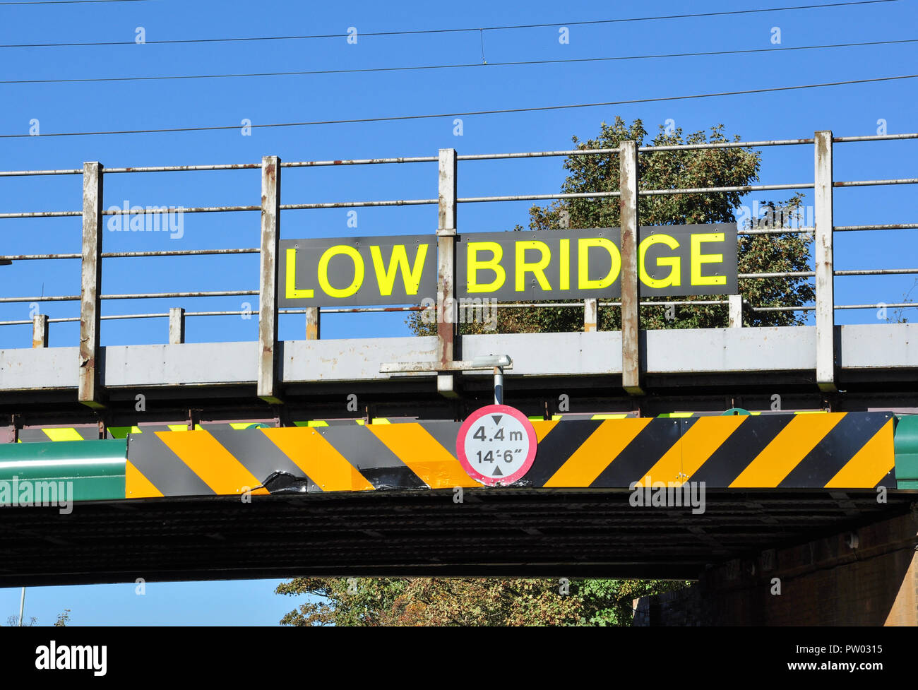 Bridge height sign uk hi-res stock photography and images - Alamy