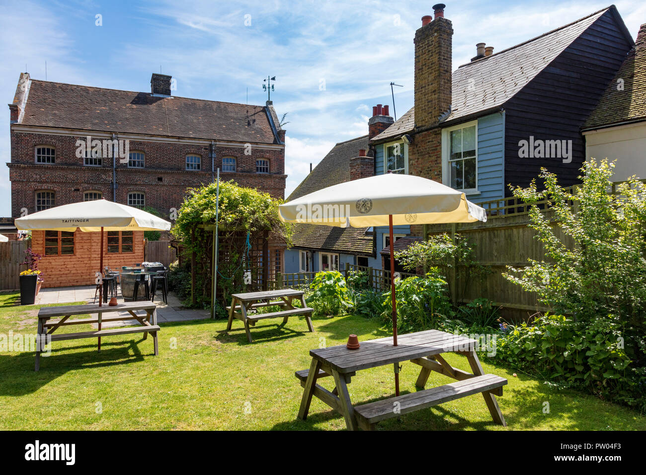 The tudor tavern hi-res stock photography and images - Alamy