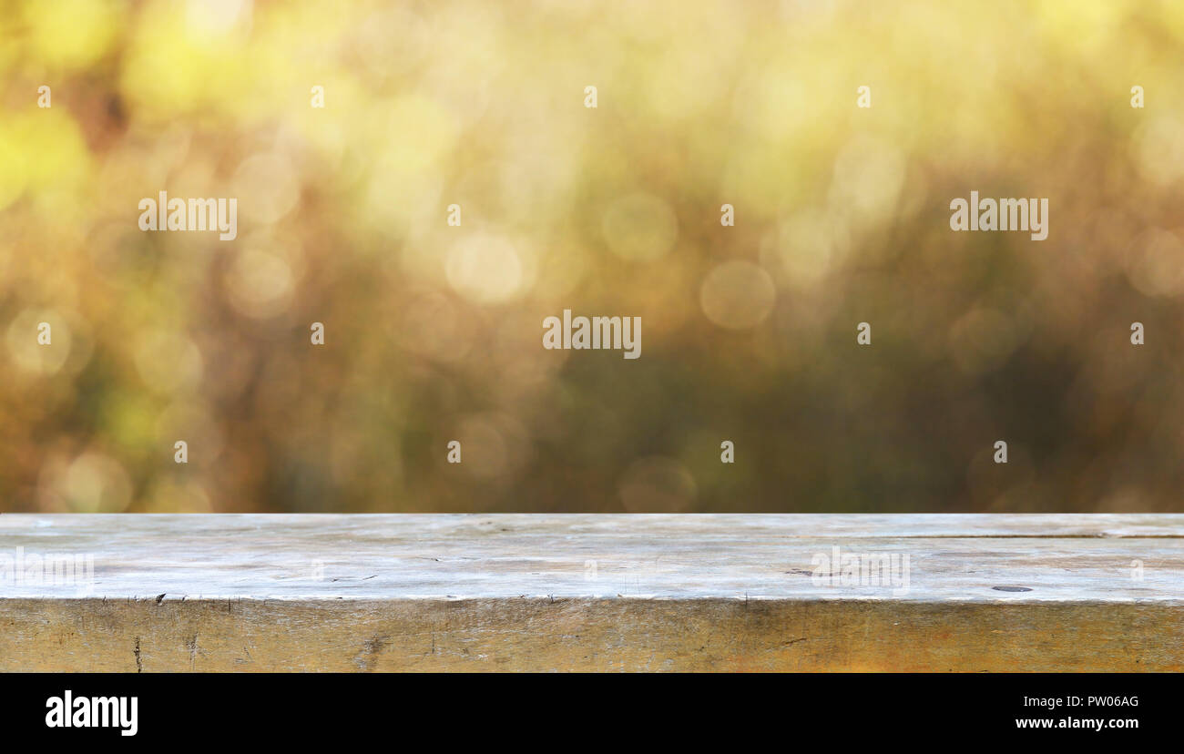 Empty table for display montages Stock Photo - Alamy