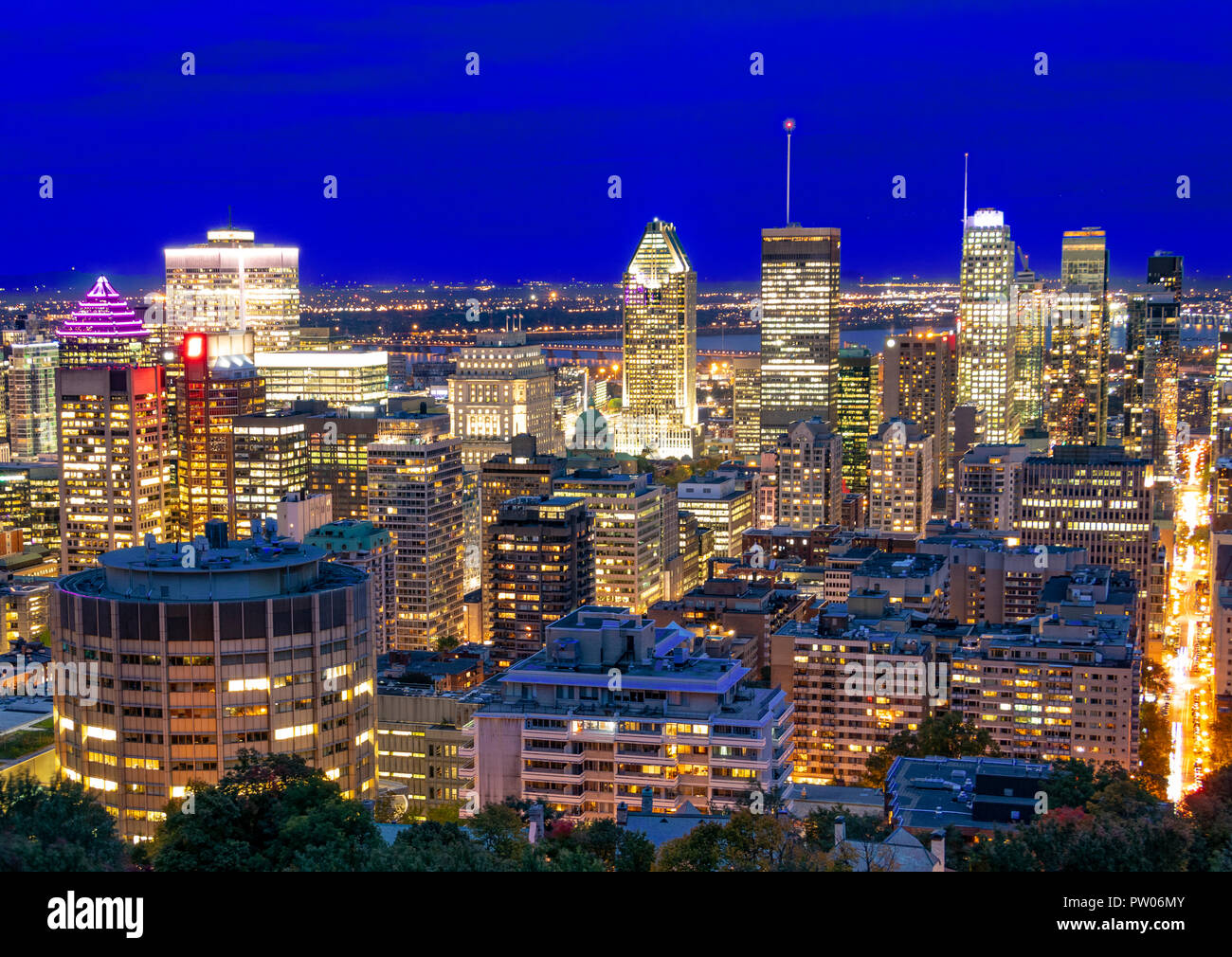 Montreal street light hi-res stock photography and images - Alamy