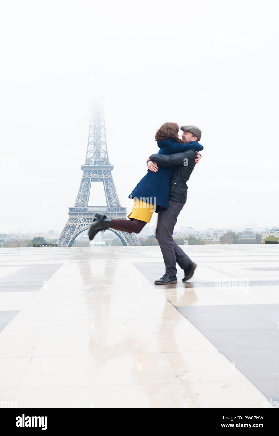Romantic couple hug in Paris Stock Photo - Alamy