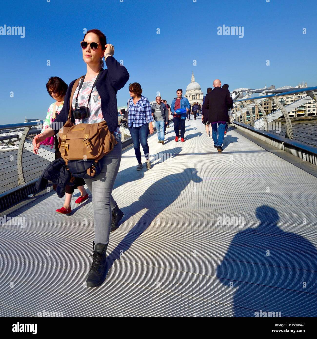 People crossing hi-res stock photography and images - Alamy