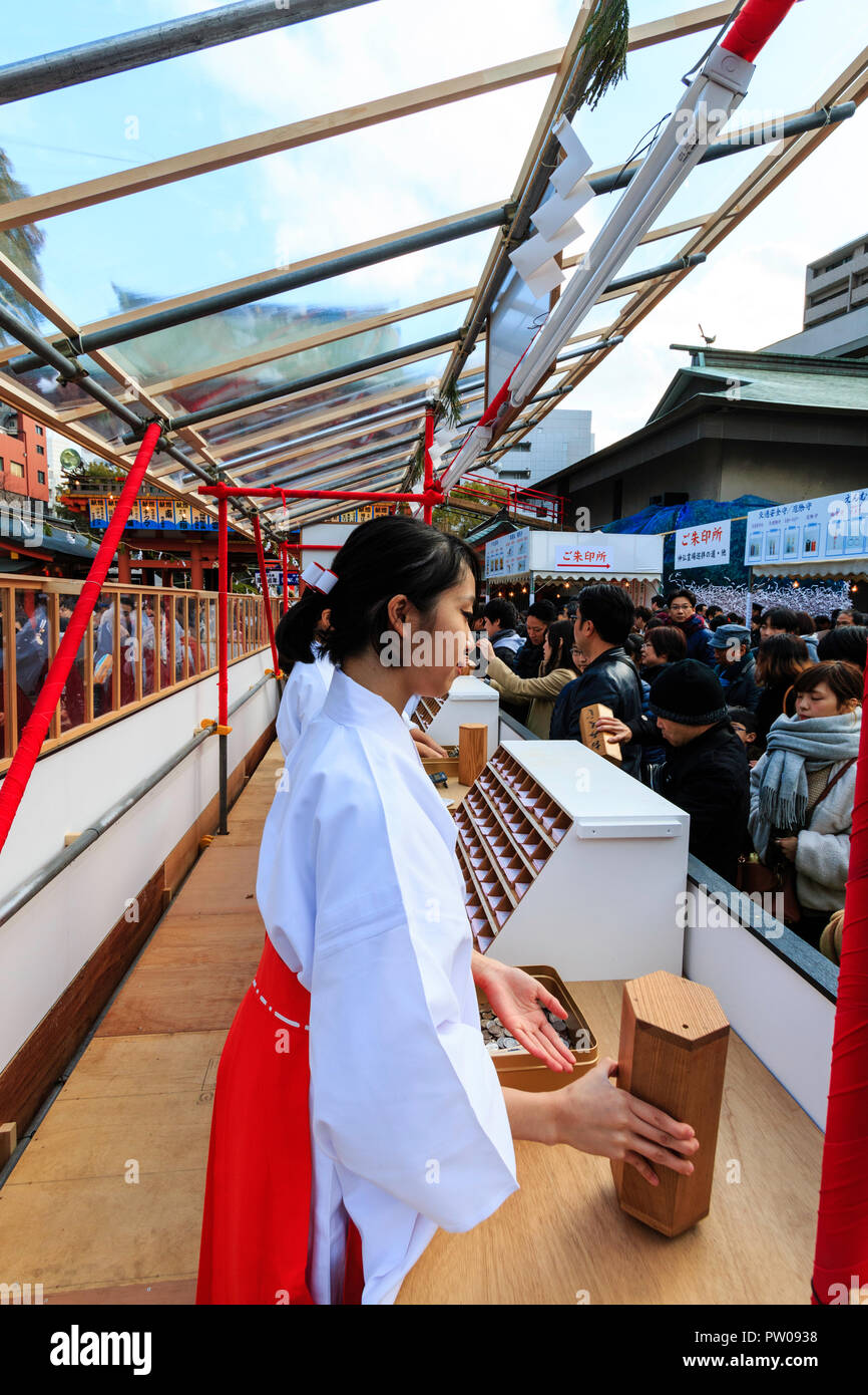 Japanese fortune slips hi-res stock photography and images - Alamy
