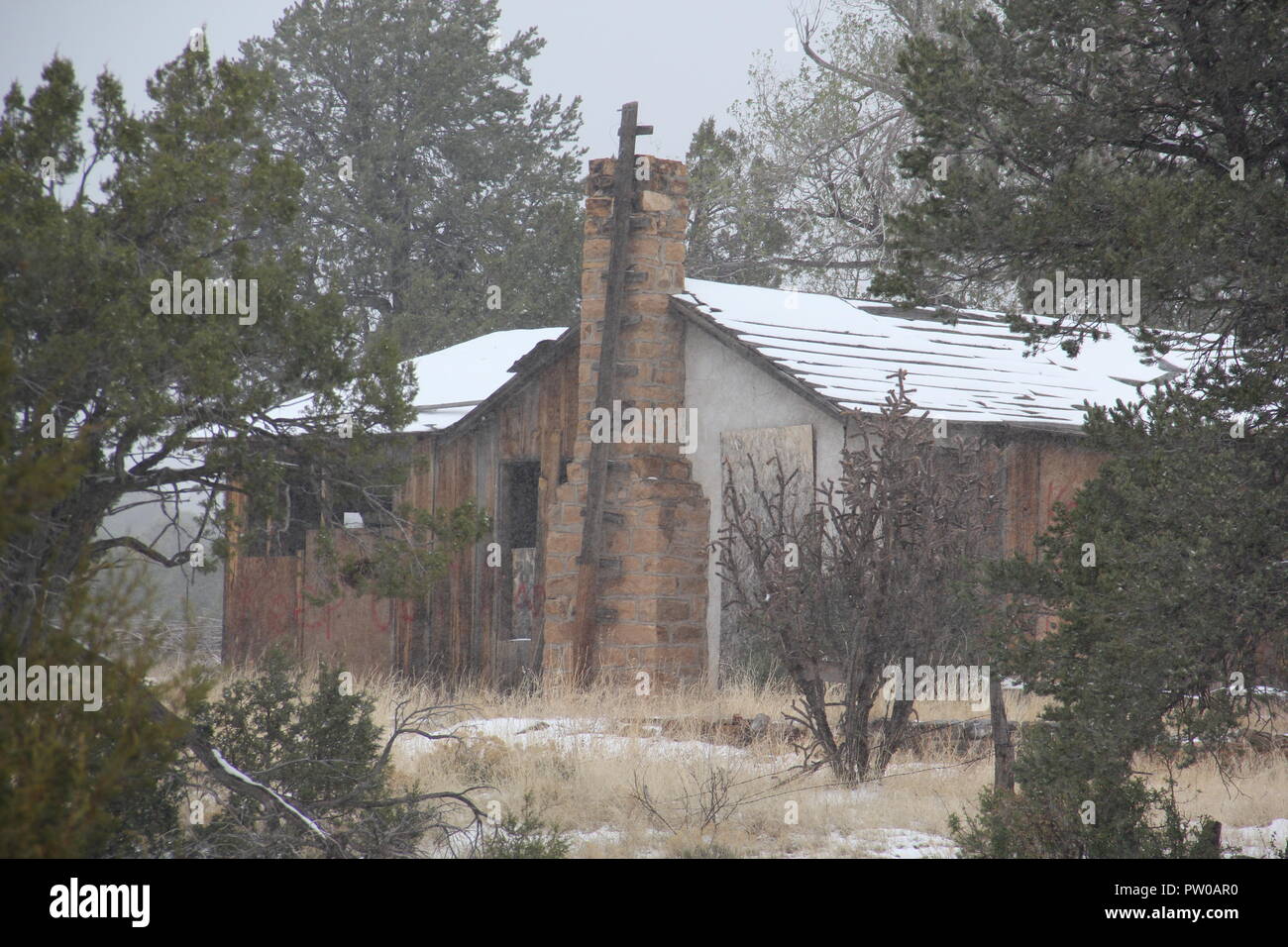 Shack in snow blizzard in American countryside Stock Photo - Alamy