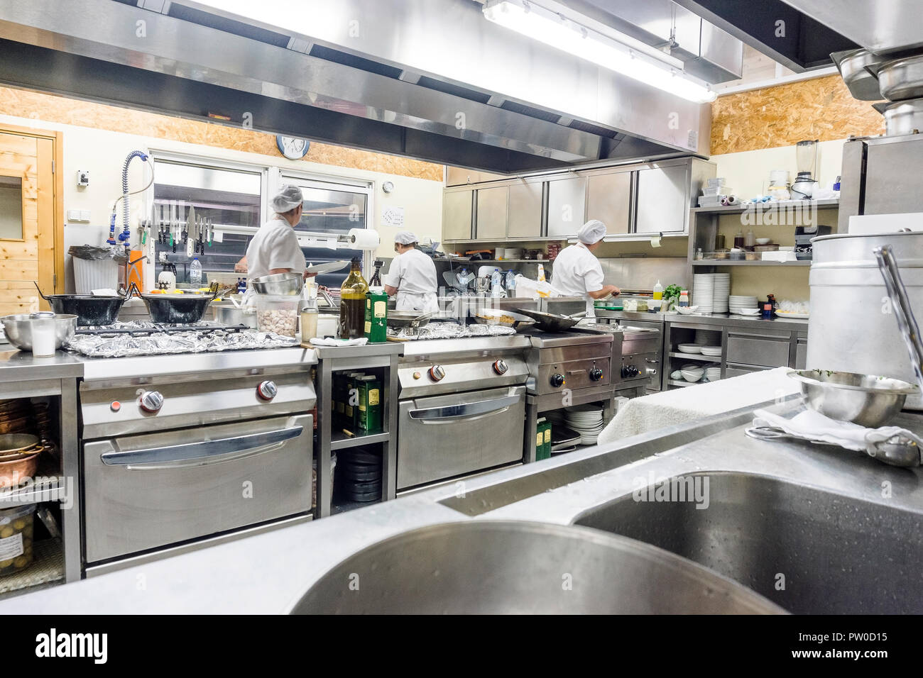 Chefs in commercial kitchen hi-res stock photography and images - Alamy