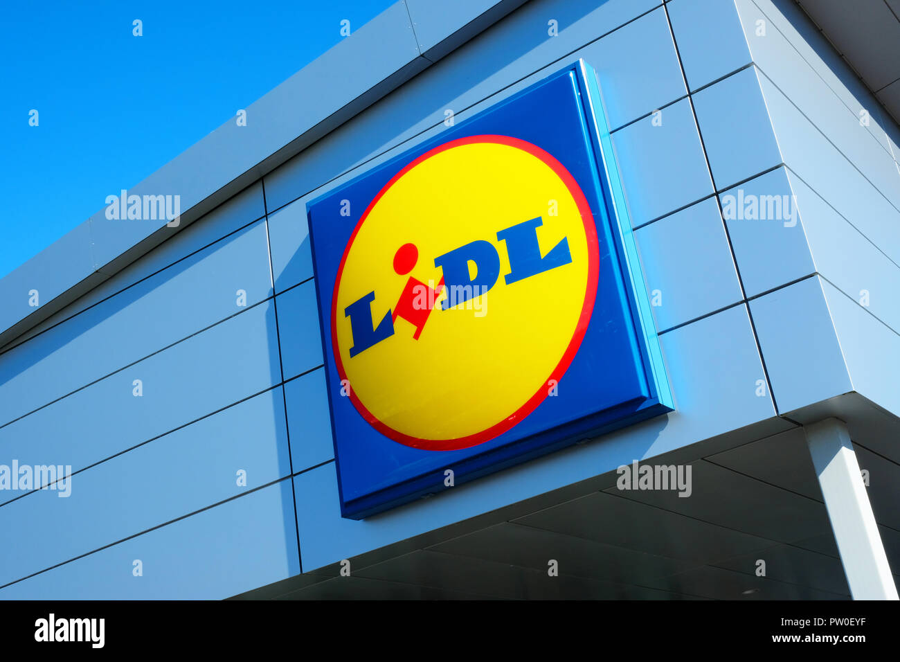 Lidl shop ireland hi-res stock photography and images - Alamy