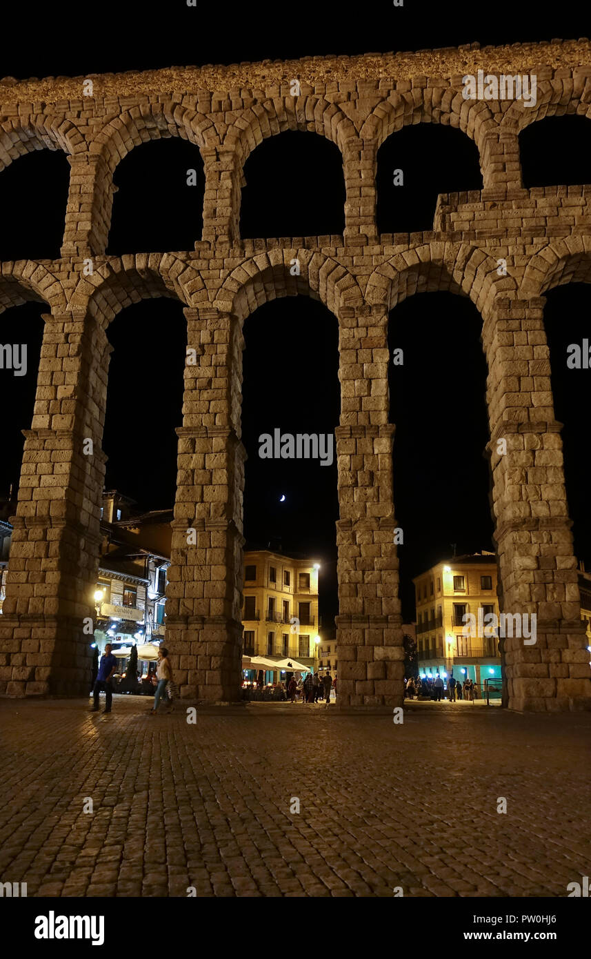 Moon through arches, Plaza Azoguejo beyond arches of dramatic Roman ...