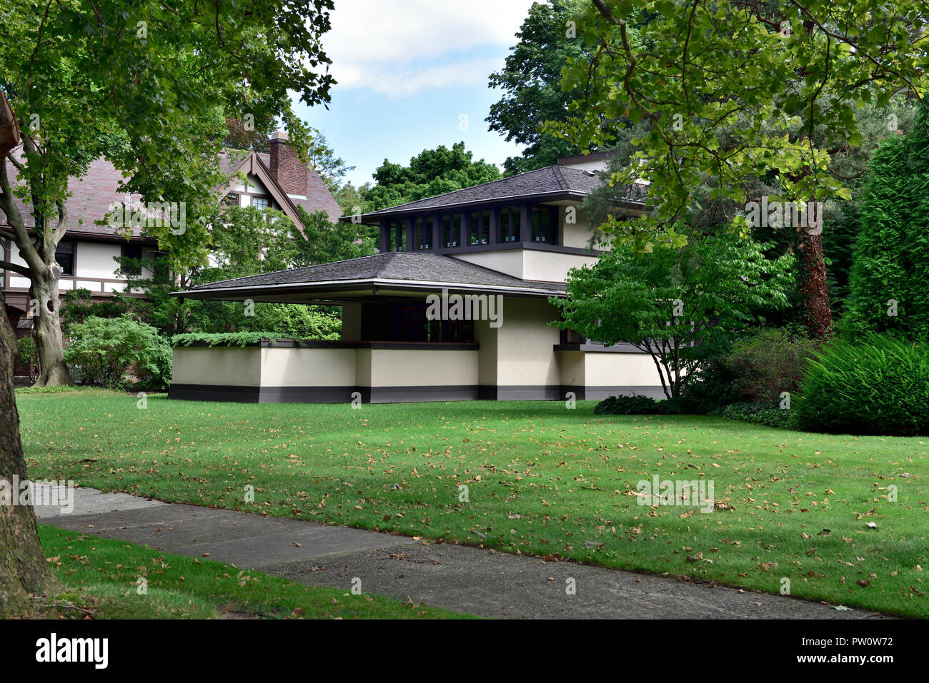 Outside Edward Boyton House by architect Frank Lloyd Wright, built 1908 ...