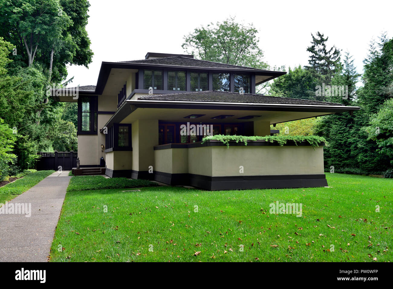 Outside Edward Boyton House by architect Frank Lloyd Wright, built 1908 ...