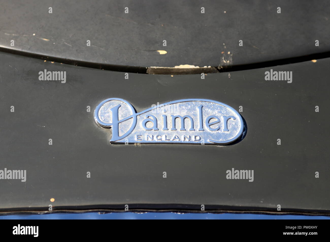 Daimler car badge hi-res stock photography and images - Alamy