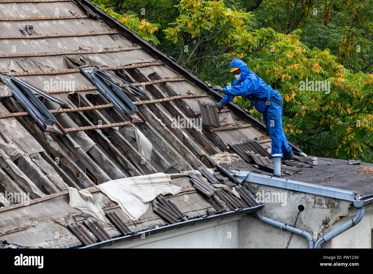 Demolition workers demolish roof hi-res stock photography and images ...