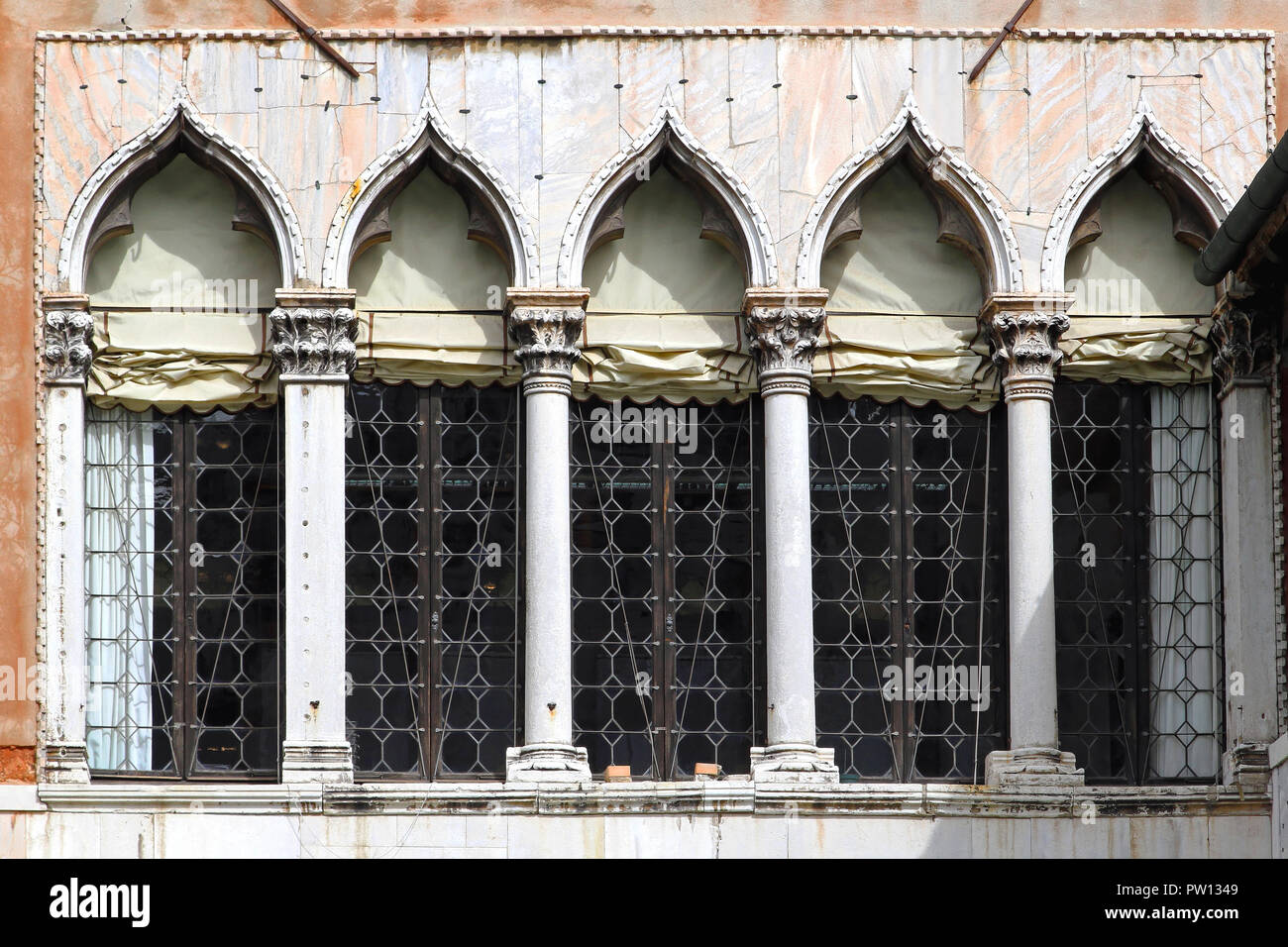 Traditonal windows from medieval period in Venice Stock Photo - Alamy
