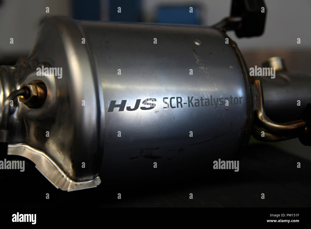 10 October 2018, North Rhine-Westphalia, Menden: An employee is working ...