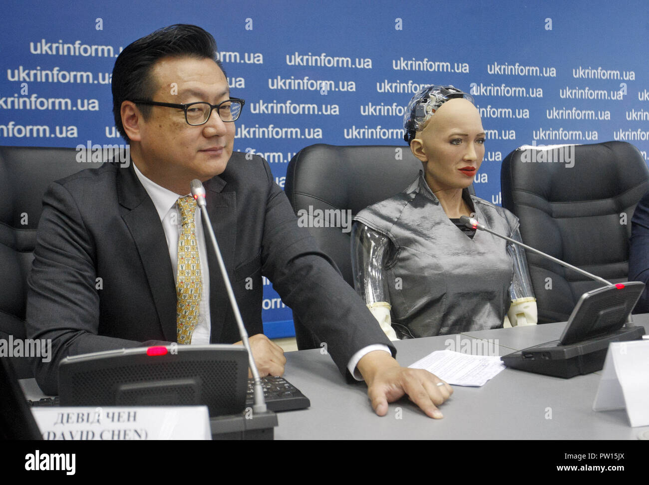 Kiev, Ukraine. 11th Oct, 2018. The humanoid robot Sophia (R) and the ...