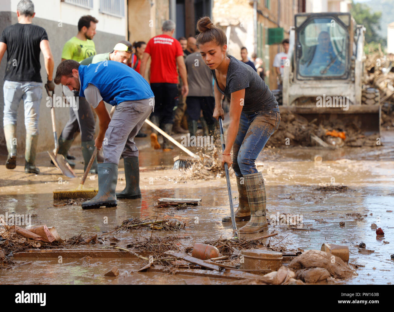Muddy street hi-res stock photography and images - Alamy