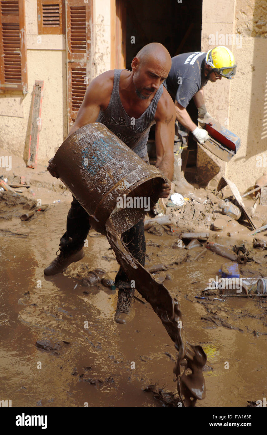 Muddy street hi-res stock photography and images - Alamy