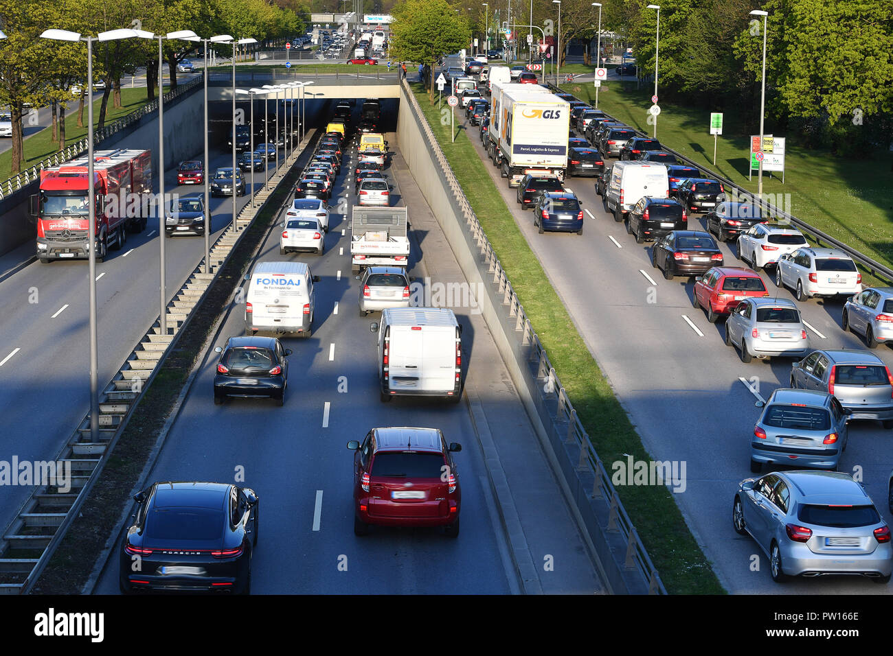 Munich, Deutschland. 18th Apr, 2018. Dense road traffic on the ...