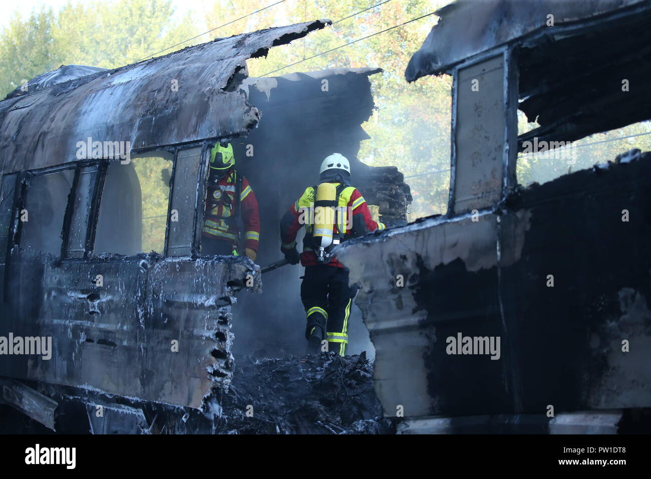 12 October 2018, Rhineland-Palatinate, Dierdorf: Firefighters busy with ...