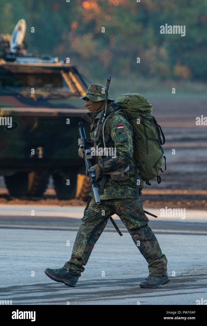 Munster, Lower Saxony. 12th Oct, 2018. A Bundeswehr soldier crossing ...