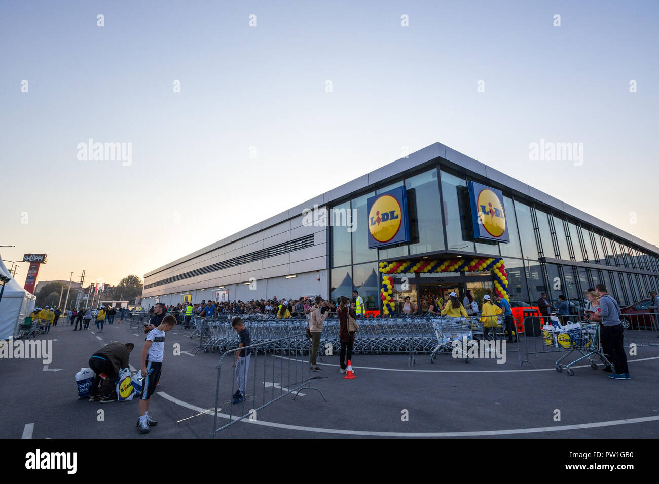Lidl store front hi-res stock photography and images - Alamy